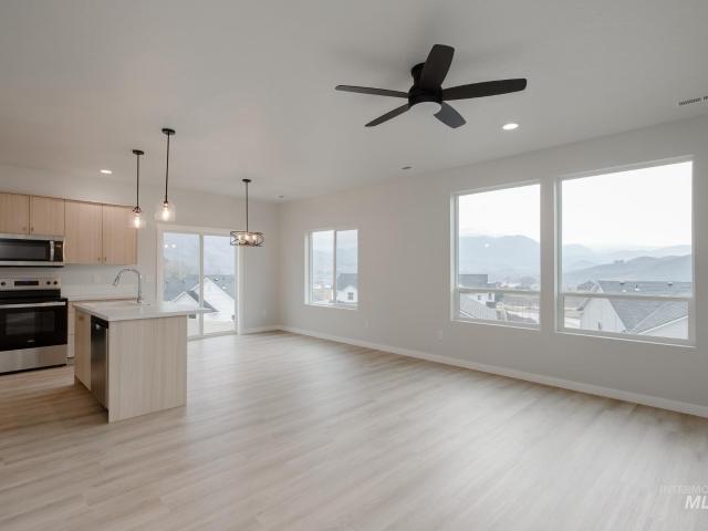 944 Thunderbolt St