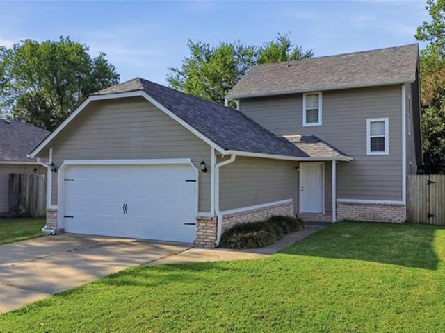 9452 E Cherrywood Dr, Claremore, OK 74019