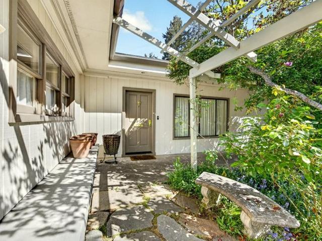 945 Hillview Dr, Ashland, OR 97520