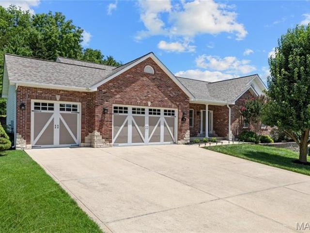 945 Huntington Chase Dr, Fenton, MO 63026