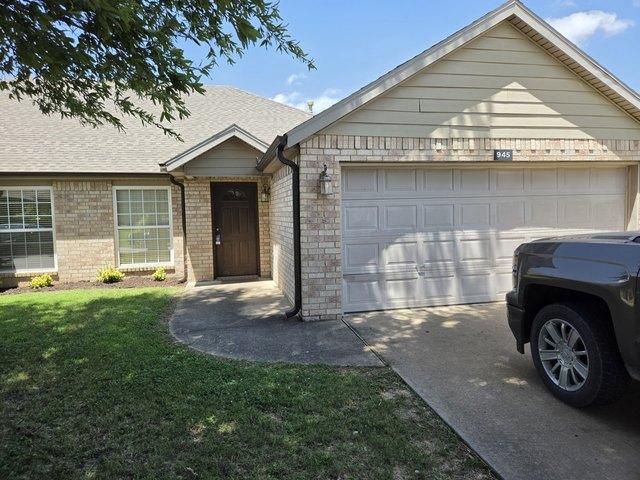 945 Oak Crossing Dr, Centerton, AR 72719