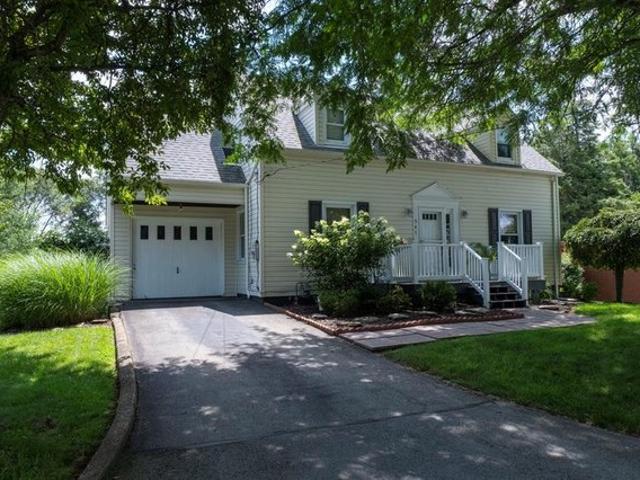 945 Summit Dr, Greensburg, PA 15601