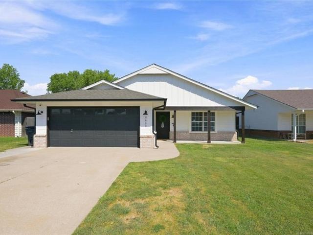 9465 E Sprucewood Dr, Claremore, OK 74019