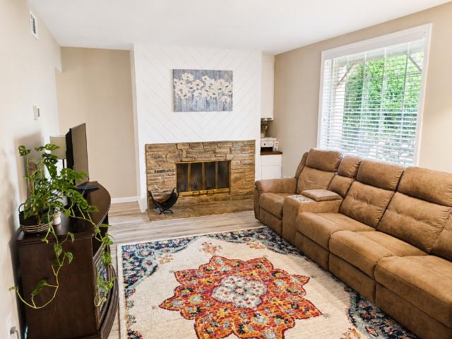 946 Coarsey Dr