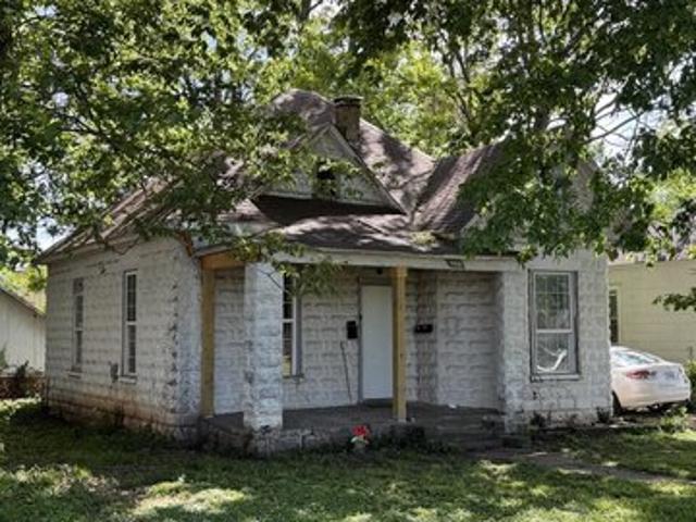 946 W Poplar St, Springfield, MO 65802