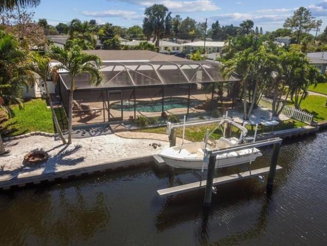 9471 Treasure Ln NE, Saint Petersburg, FL 33702
