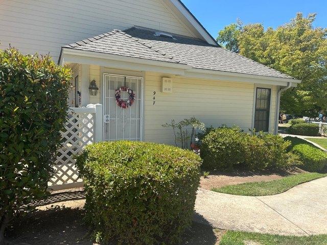 947 E Foxhill Dr, Fresno, CA 93720