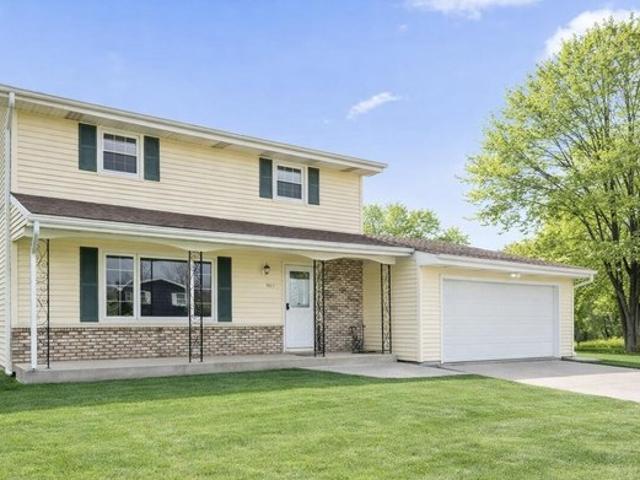 947 Iroquois Dr, Crown Point, IN 46307