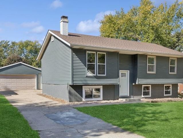 9480 Elmcrest Dr, Norwalk, IA 50211
