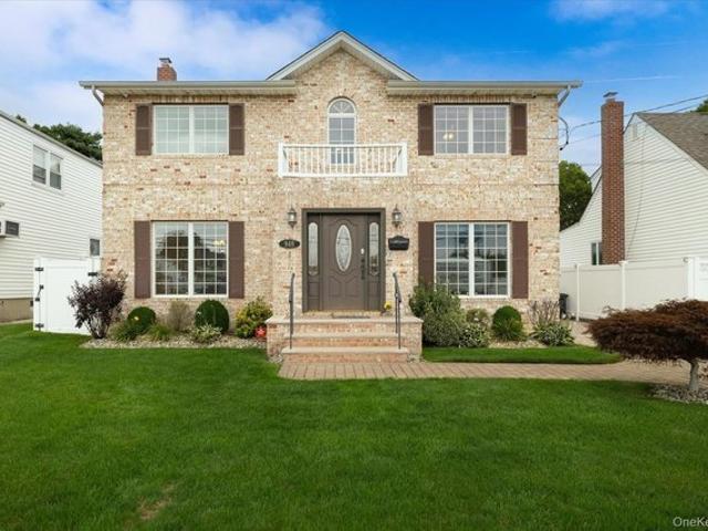 948 Cathedral Ave, Franklin Square, NY 11010