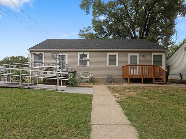 948 Cheyenne St, Leavenworth, KS 66048