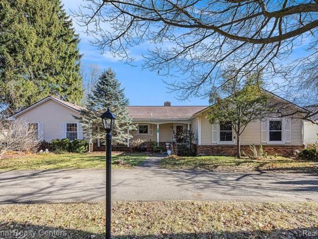 9494 Sashabaw Rd, Independence, MI 48348