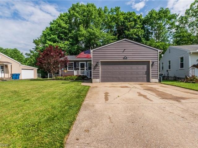 949 Saul Dr, Hubbard, OH 44425