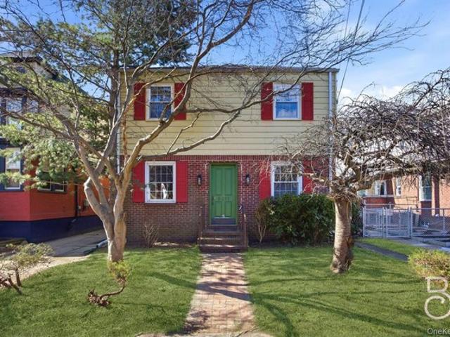 94 11 70th Ave, Forest Hills, NY 11375