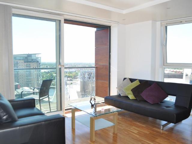 94 The Quays, Salford Quays, Salford. 2 bed flat to rent £1,650 pcm £381 pw