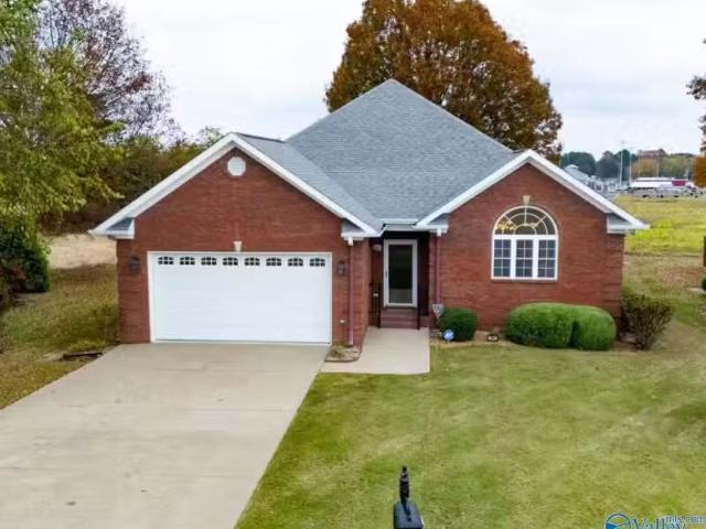 94 VILLAGE LN, BOAZ, AL 35956