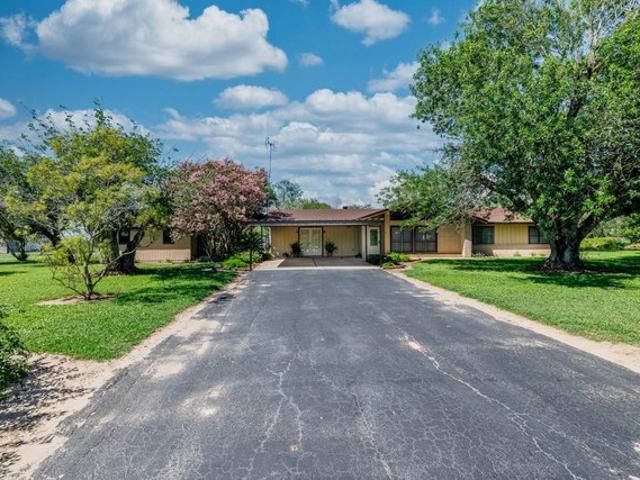 94 Crestview Rd, Yorktown, TX 78164