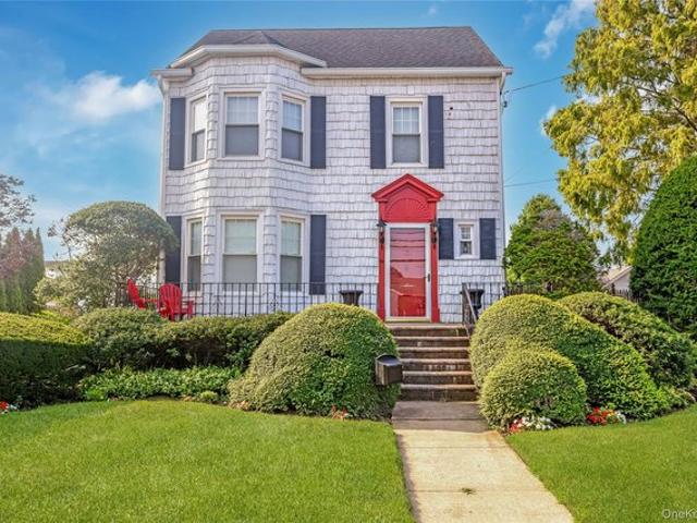 94 Fallwood Pkwy, Farmingdale, NY 11735