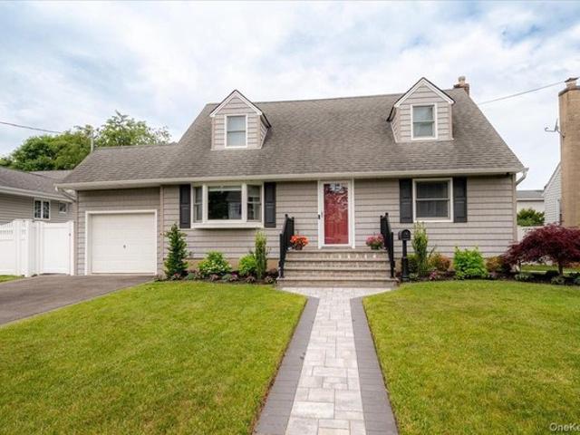 94 Pacific St, Massapequa Park, NY 11762