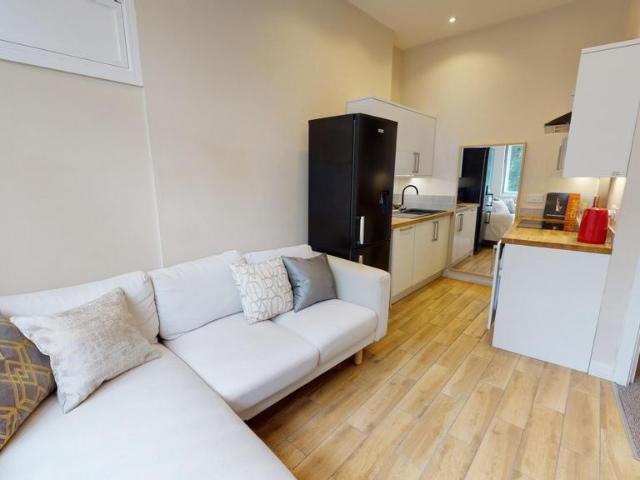 94e Whiteladies Road, Bristol BS8 3 bed flat to rent £1,018 pcm £235 pw