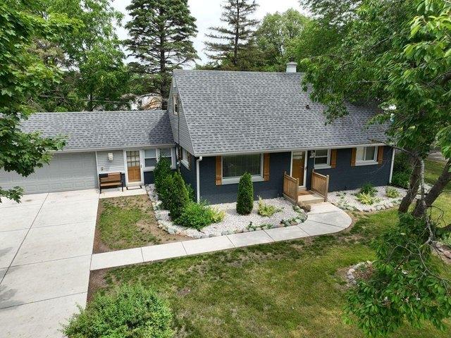 9504 W Hope Ave, Wauwatosa, WI 53222