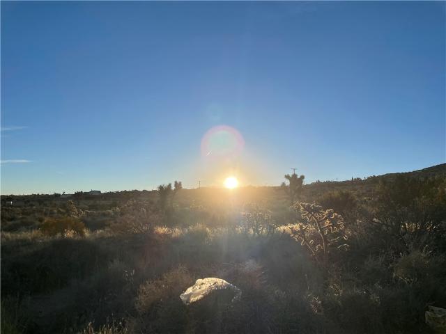 9509 Bonita Vista St, Apple Valley, CA 92308 | MLS #CV25000 | Compass