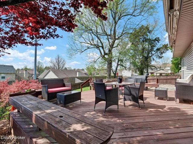 9502 Hunters Trail Ct, Louisville, KY 40228