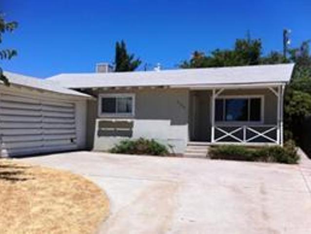 $950 / 3br Tired of small Apts? Time to upgrade to a house with a yard? Give us a Call East Bakersfield