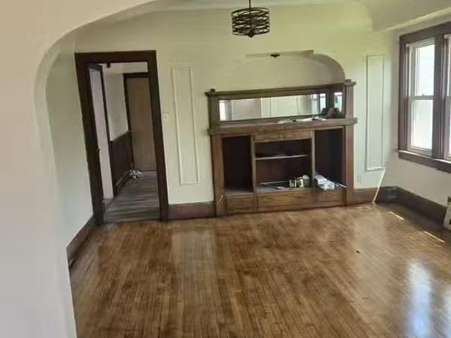 $950 2 Bedroom 1 Bathroom First Floor Duplex In Milwaukee Wi.