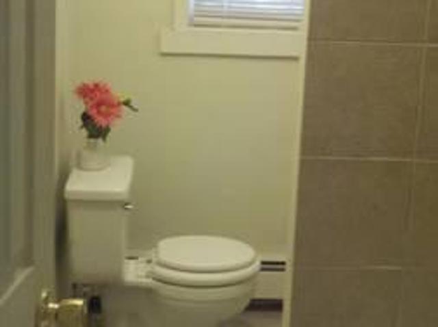$950 / 2br 2nd floor large 2 bedroom with washer and dryer /large closets