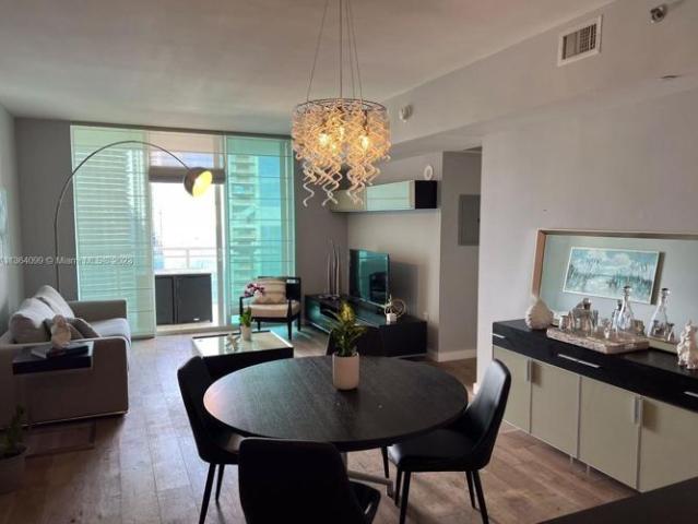 950 Brickell Bay Dr #3200, Miami, FL 33131