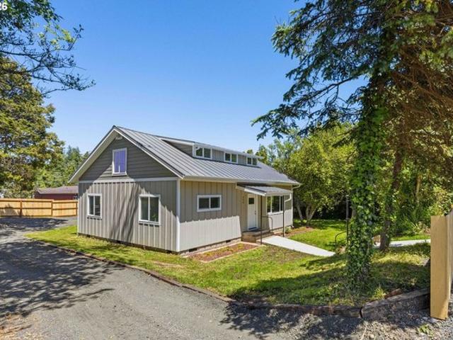 950 Exchange St, North Bend, OR 97459