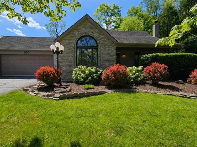 950 Fuller Ln, White Lake, MI 48386