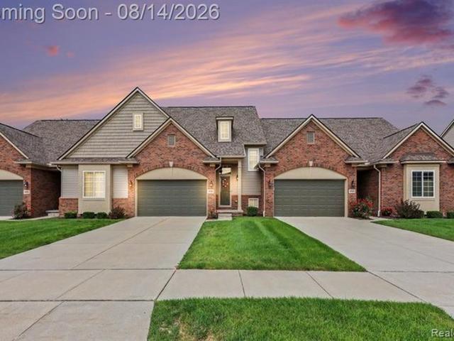 950 Sloane Ct, White Lake, MI 48386