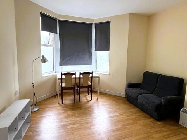 £950 PCM, One Bedroom First Floor Flat in Rawden Place, Riverside, Cardiff, CF11 6LF