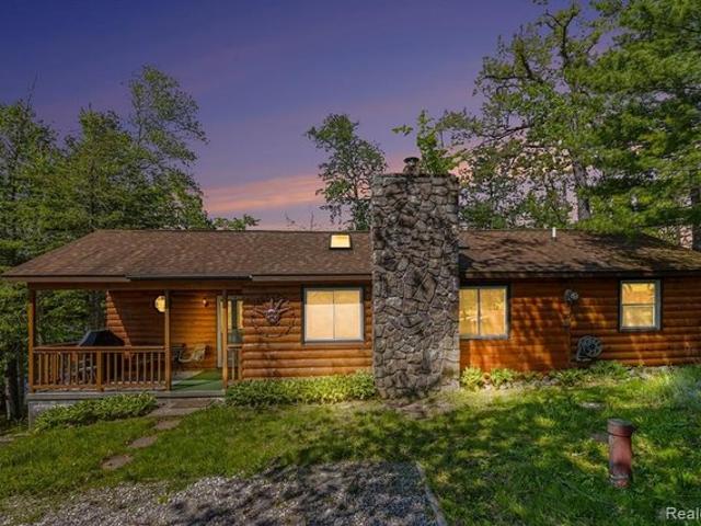 9516 E Gaylanta Dr, Vienna Township, MI 49709