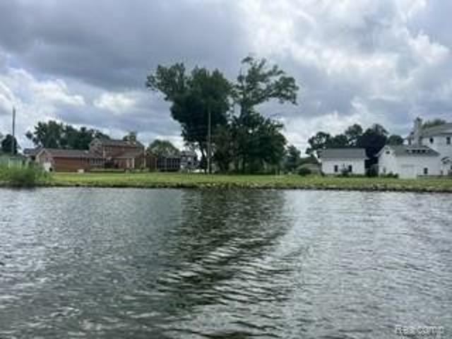 9510 Buckingham St, White Lake, MI 48386