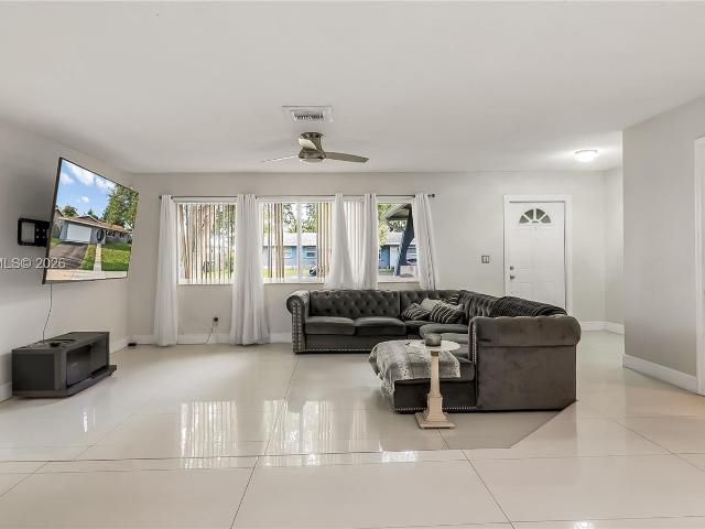 9511 NW 8th St, Pembroke Pines, FL 33024 | MLS #A12011