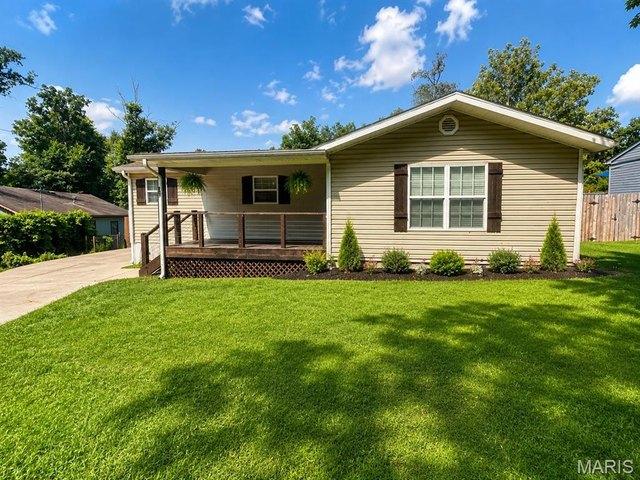 951 Eastridge Dr, Pacific, MO 63069
