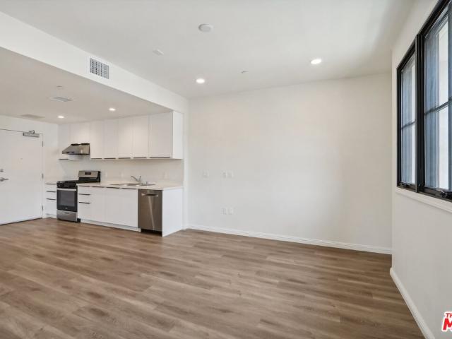 951 S Wilton Pl, Unit 201, Los Angeles, CA 90019 | MLS #26673