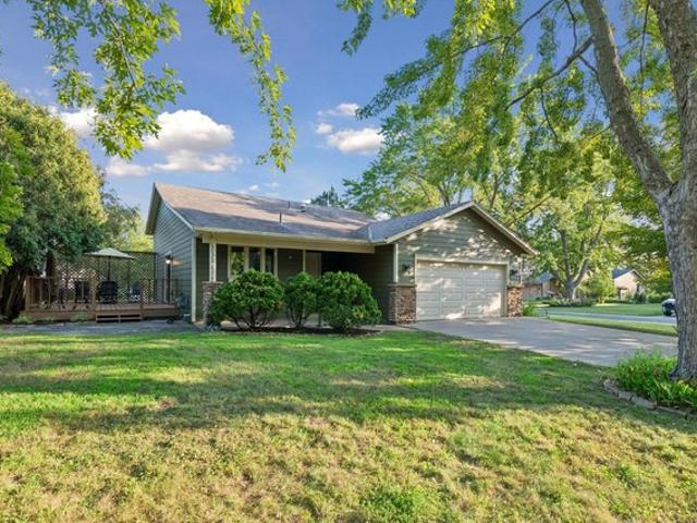 951 Redwing Ct, Chanhassen, MN 55317