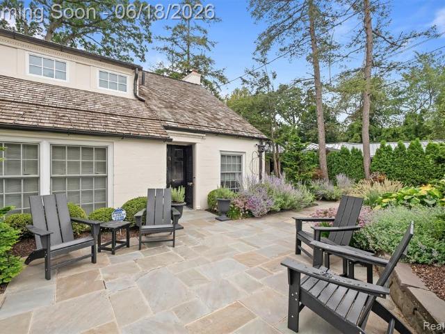 951 Twin Oaks Lane