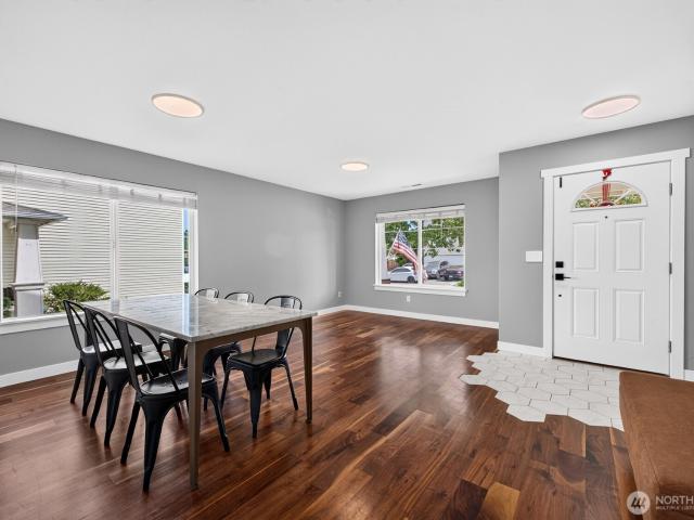 9524 Country Hollow Drive E