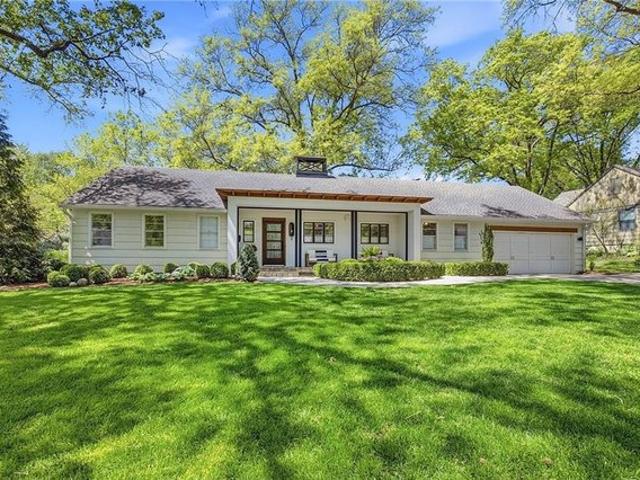 9526 Manor Rd, Leawood, KS 66206