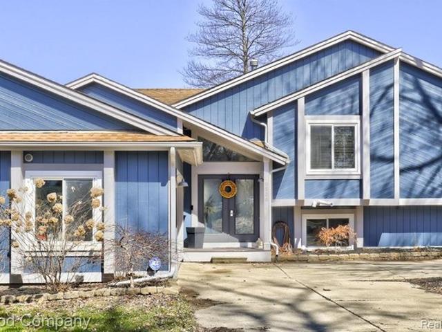 9526 Montgold Ave, White Lake, MI 48386