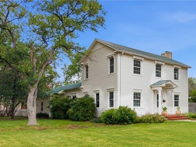 952 Bismark St, Seguin, TX 78155