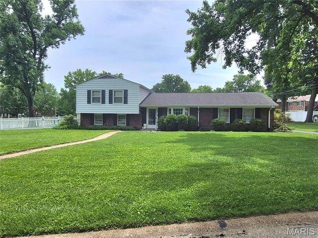 952 Bridgeport Dr, Ballwin, MO 63011