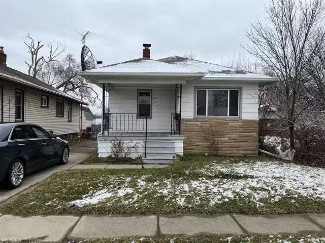 952 Markham St