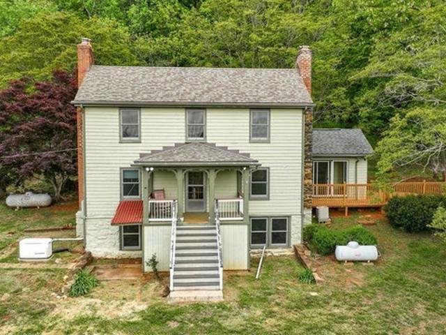 952 Naked Mountain Ln, Shipman, VA 22971