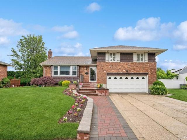 952 Roxbury Dr, Westbury, NY 11590